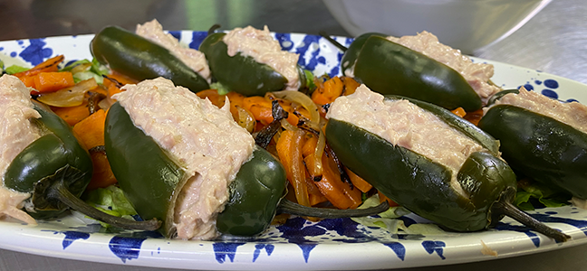 Chiles jalapeños rellenos de atún - Fundación Casa de México en España