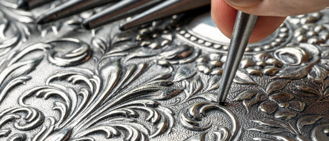 Hecho a mano | El oficio del repujado: elaborando un marco para espejo ...